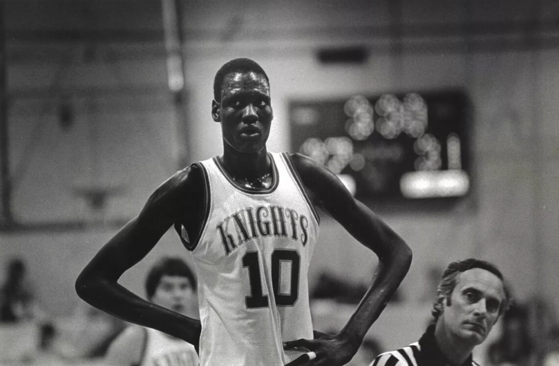 Manute Bol: a história do jogador mais alto da NBA