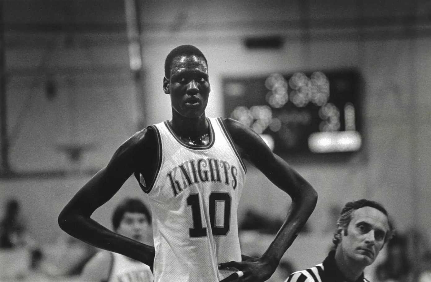 Manute Bol: a história do jogador mais alto da NBA