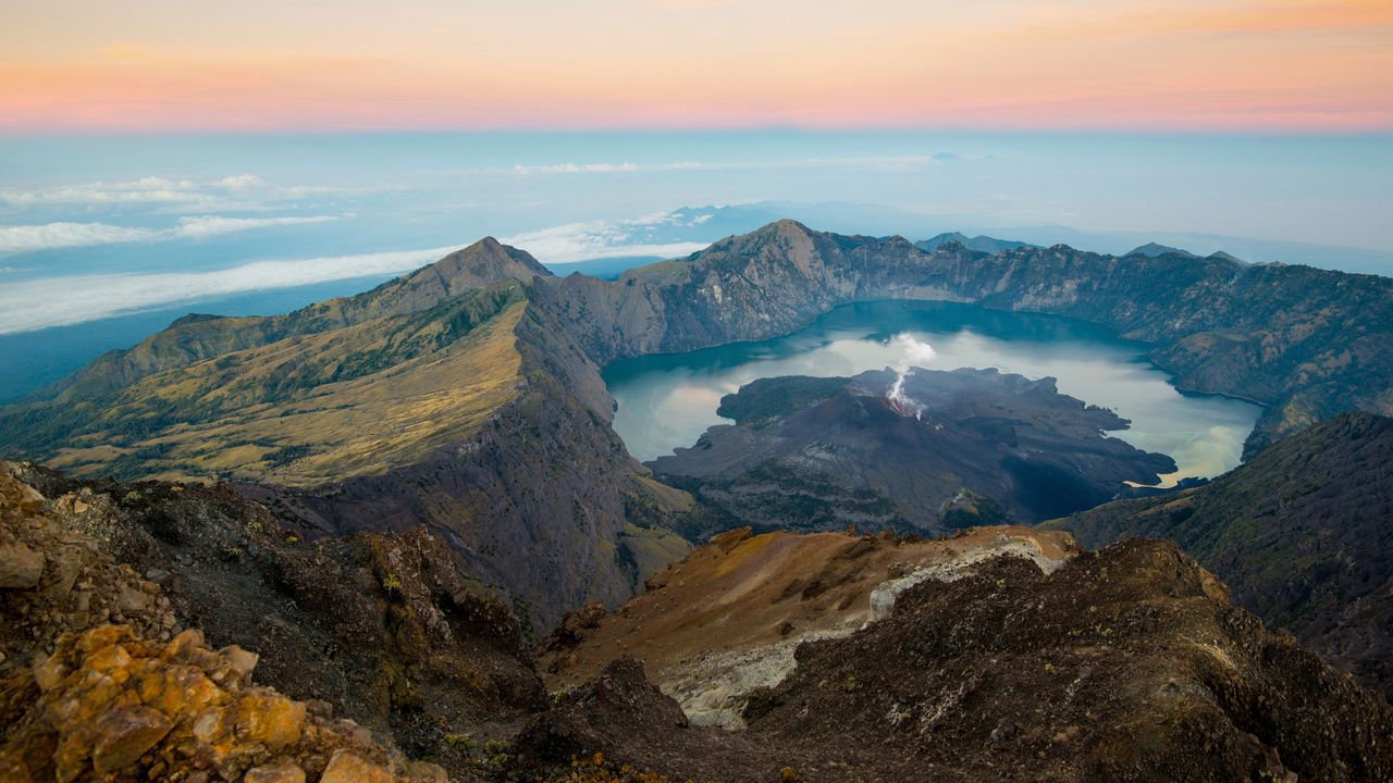 Saiba como é o vulcão na Indonésia em que brasileira morreu