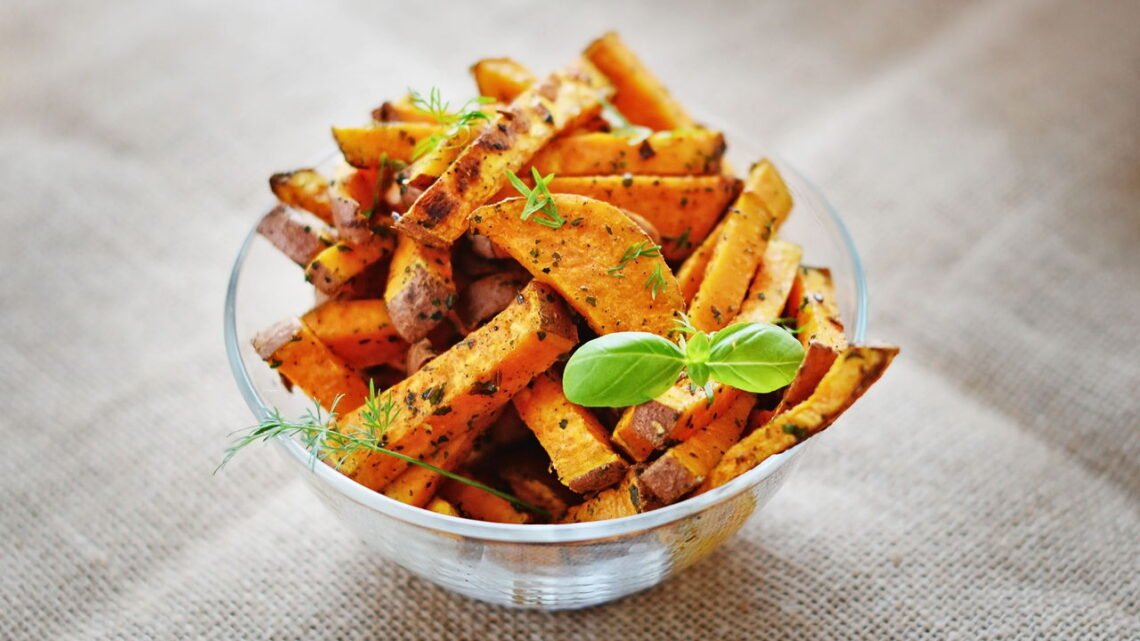 Batata-doce é versátil, nutritiva e rende até mesmo suco