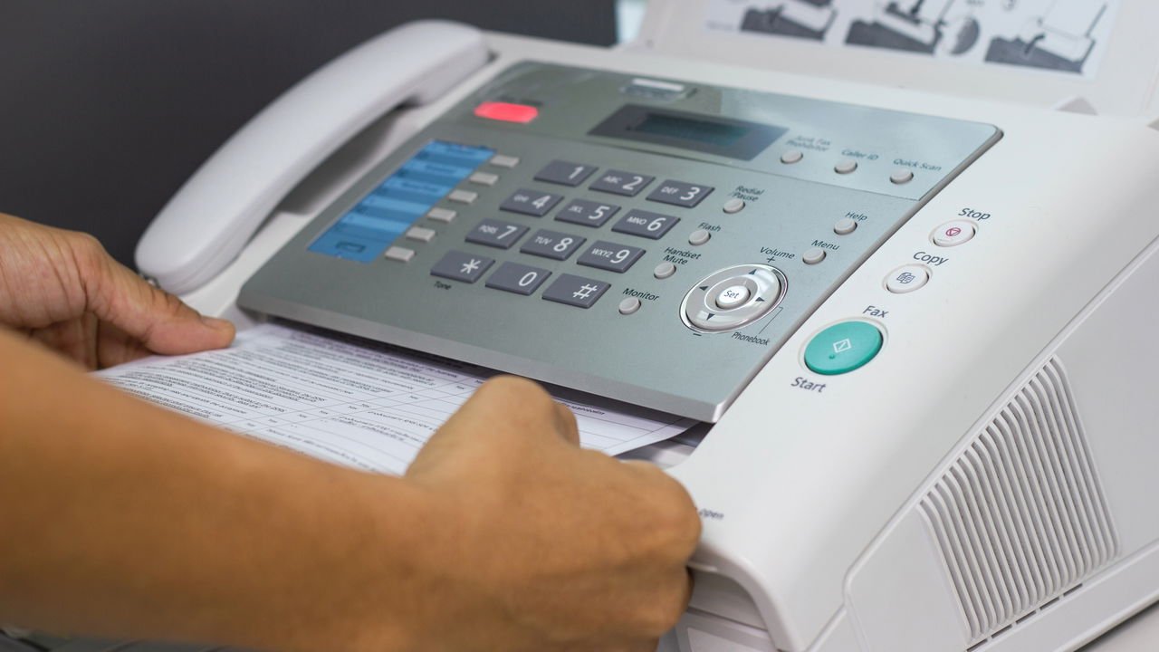 O fax ainda existe? Entenda por onde anda a tecnologia