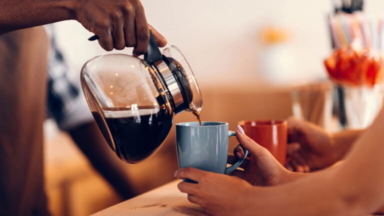 A regra dos 90 minutos para o café matinal que elimina o cansaço da ...