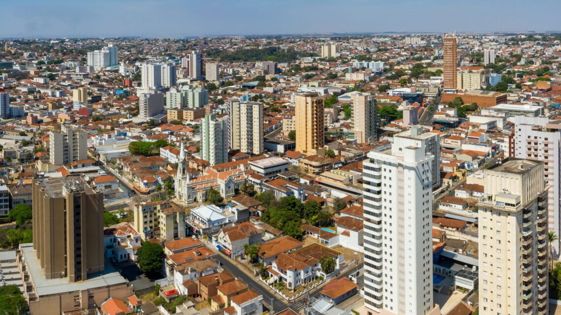 A "Terra de Gigantes" guarda dinossauros de 80 milhões de anos e atrai ...