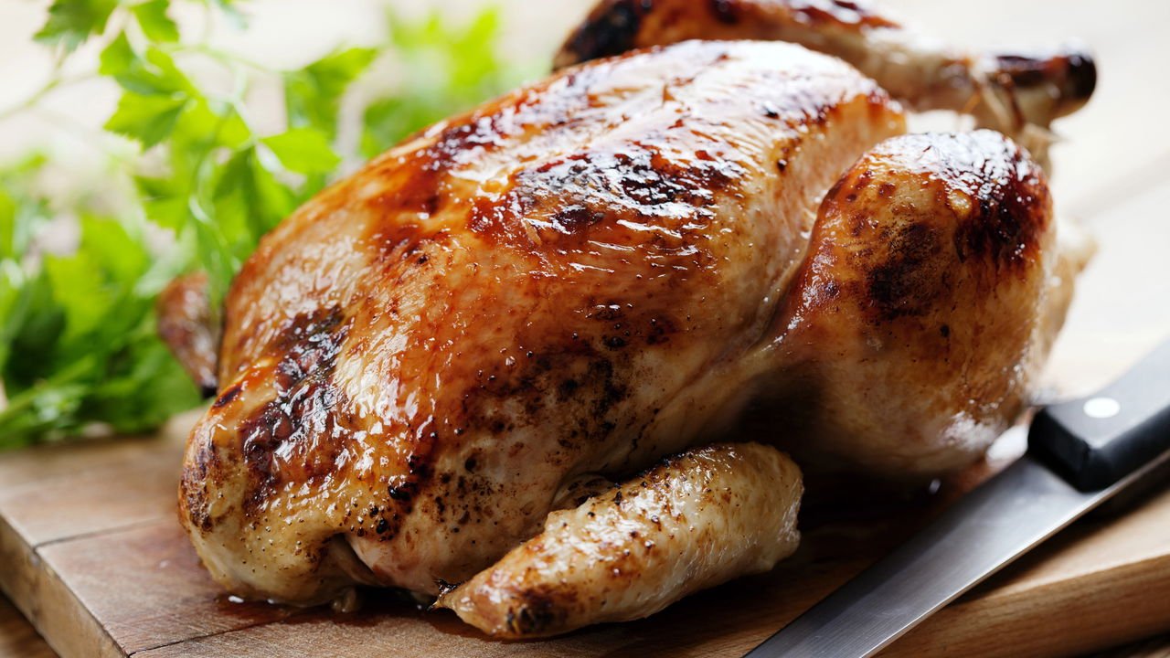 Seu frango assado pode perder o sabor por um erro comum ao chegar em casa