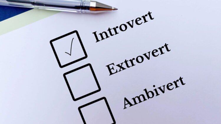 O que é ser introvertido? Veja 7 traços marcantes da introversão ...