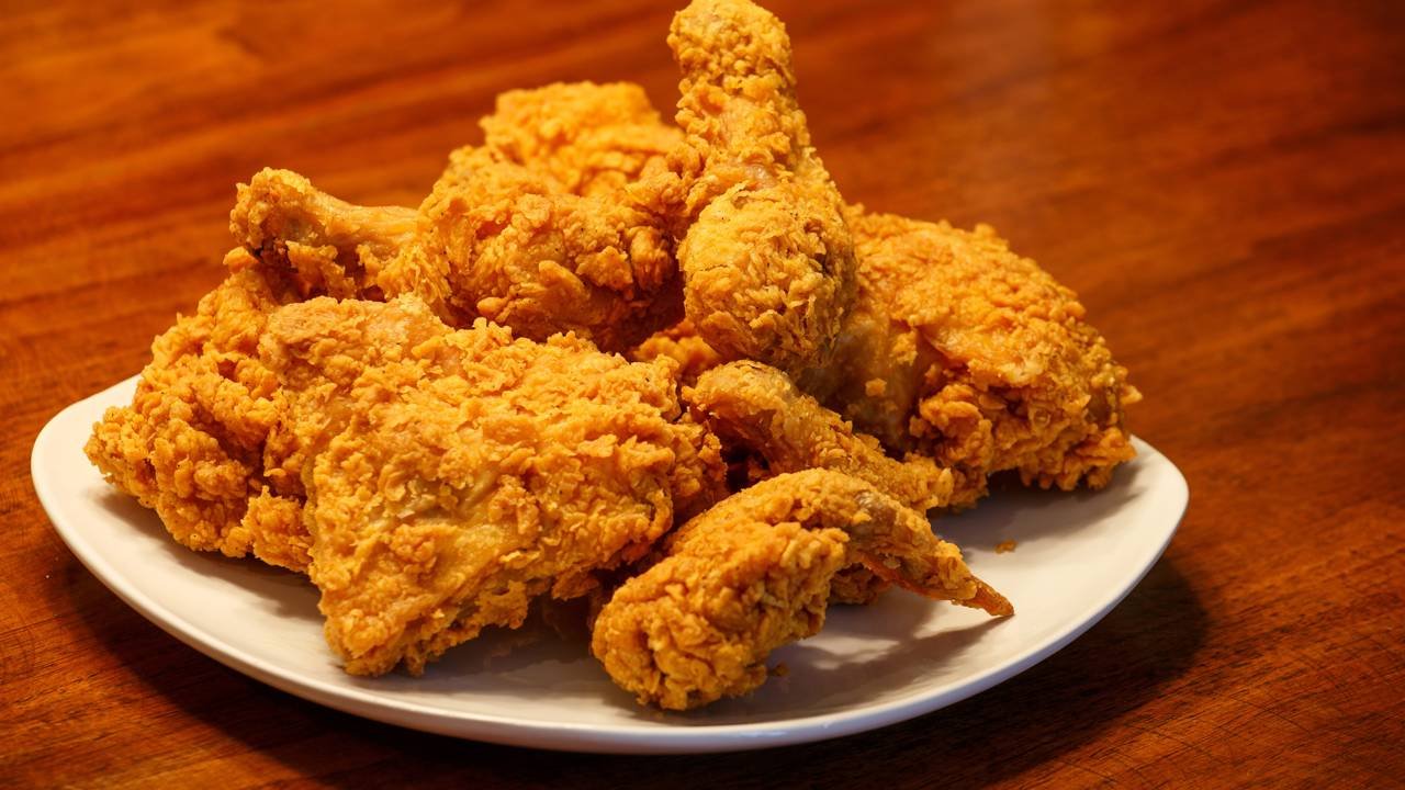 É possível congelar frango frito sem estragar sua textura?