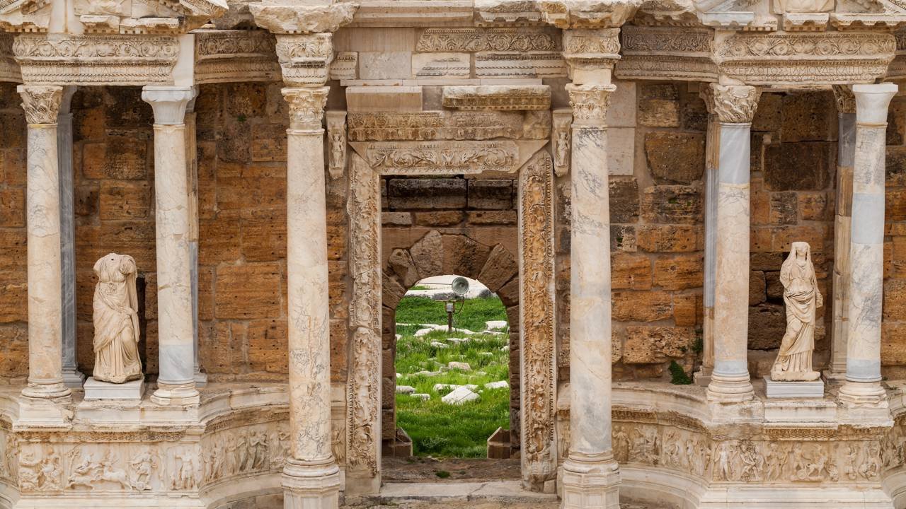 O que significa “Deus ex machina”, o termo que vem do teatro e ainda é ...