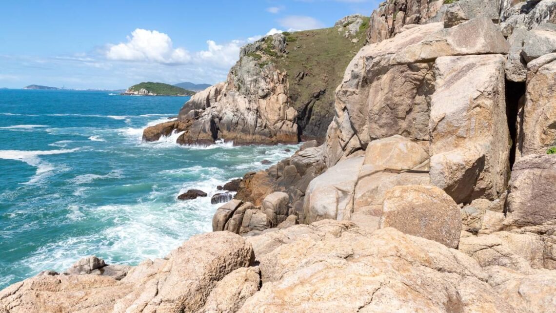 A única praia brasileira entre as 30 baías mais belas do mundo tem ...
