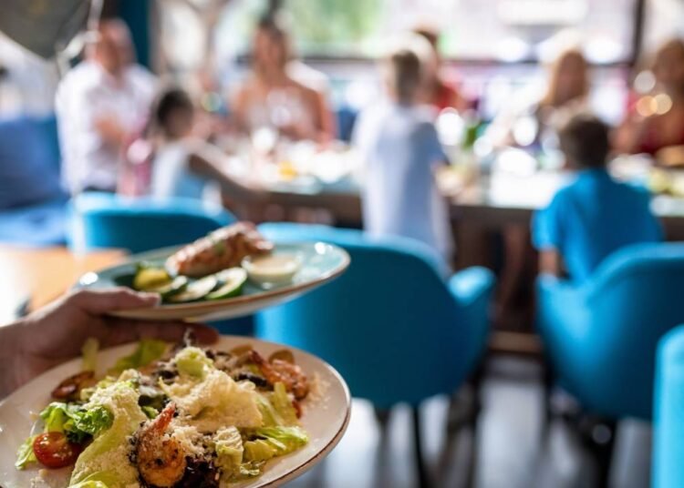 Como encontrar os melhores restaurantes locais usando apenas um app