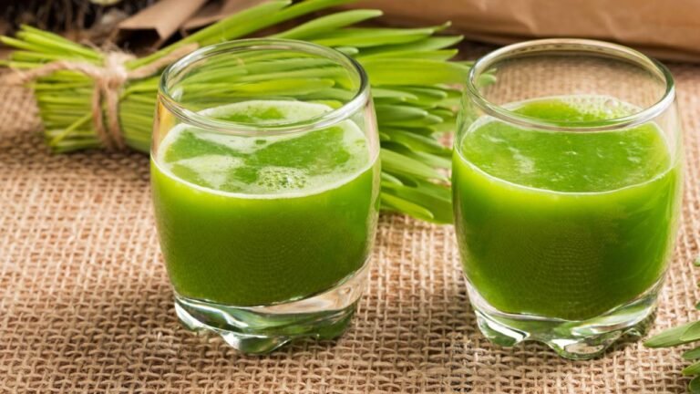 Suco verde com folhas amargas que ajuda a digestão e traz leveza após ...