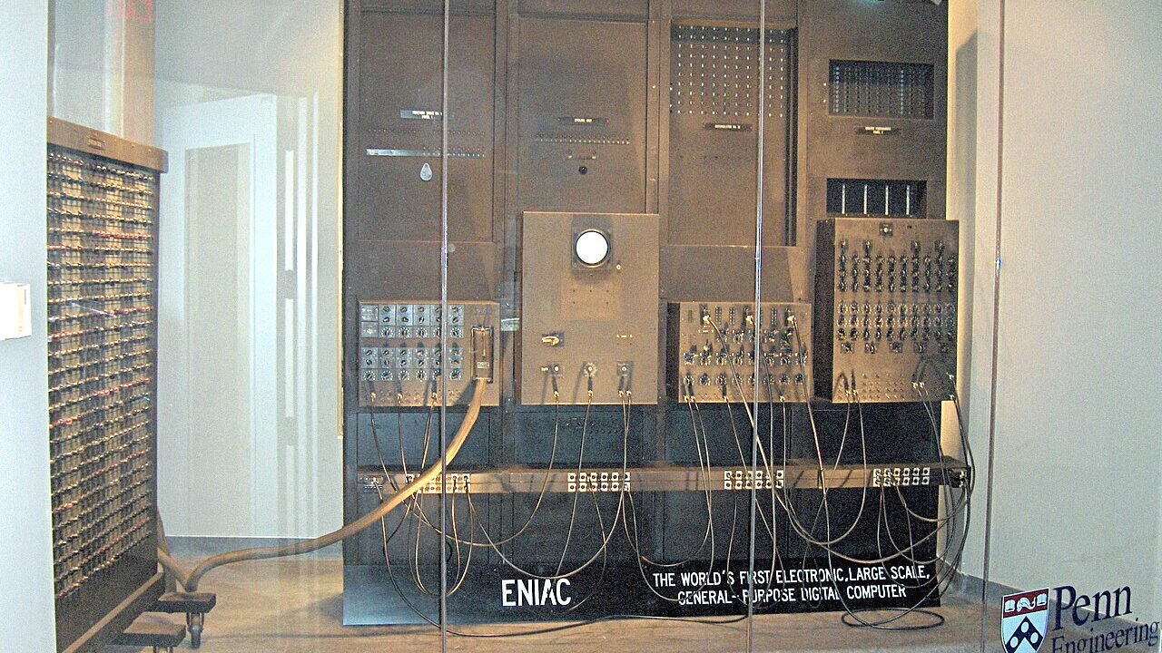A história do primeiro computador do mundo que tinha o tamanho de uma ...